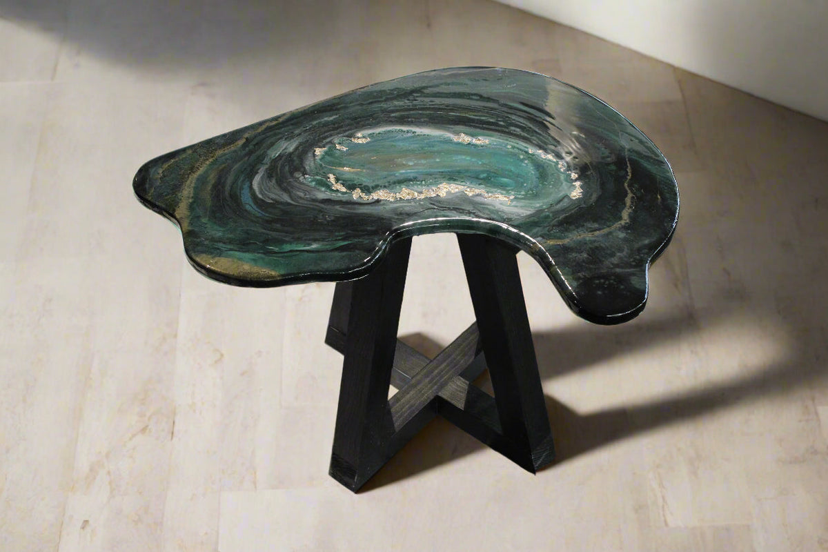RESIN GEO TABLE EMERALD & GOLD Z-LEG — Nictus Namibia